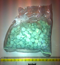 Misteriosa consegna di pasticche "assassine" alla Gdf